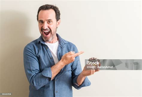 수석 사람을 먹는 초콜릿 도넛 옆에 손 및 손가락으로 가리키는 매우 행복 가리키기에 대한 스톡 사진 및 기타 이미지 가리키기 감정 건강에 좋지 않은 음식 Istock