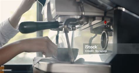 바리스타 청소 증기의 손과 연기는 커피 머신에서 우유를 따뜻하게 20 24세에 대한 스톡 사진 및 기타 이미지 20 24세 강철 고급 요리 Istock