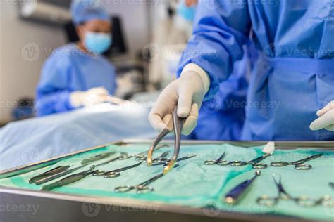 Sala De Cirurgia Da Mesa Cirúrgica Com Instrumentos Assistente Pega