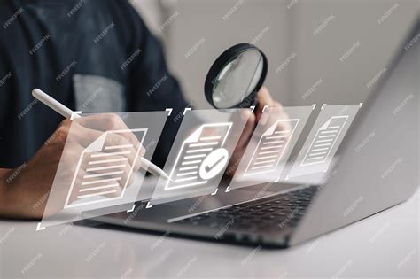 온라인 승인을 위한 종이 없는 품질 보증 및 Erp 관리 개념을 위한 가상 화면과 문서가 있는 랩톱 컴퓨터를 사용하는 손 프리미엄 사진