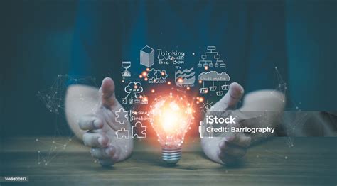 개념 혁신 영감 현대 비즈니스 인텔리전스 기술에 대한 창의적인 솔루션 아이디어 성공 창의력 발명 상상력 디지털 마케팅 온라인 손을 잡고 가벼운 블러브 비즈니스에 대한 스톡