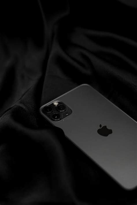 검은 색 스마트 폰 고급 기술 고급 스마트 폰 고급 스마트폰 고급스러운 스마트 폰 기술 깨끗한 디자인 디지털 통신 럭셔리 플러스 디자인 매끄러운 새틴