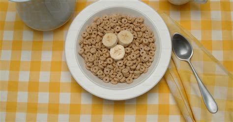 20세기 중후반의 아침 시리얼 및 바나나 조각 한 그릇 커피 한 잔 우유 주전자가 있는 테이블 세팅의 전망 사진 톰 켈리게티 이미지 사진 Unsplash