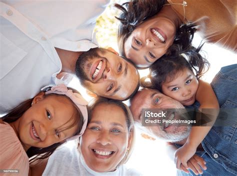 행복하고 큰 가족과 초상화는 야외에서 함께 재미있는 품질의 유대감을 위해 아래에 미소를 짓습니다 자녀를 둔 어머니 아버지 조부모는 휴가 휴식 또는 가족 시간을 위해 행복하게