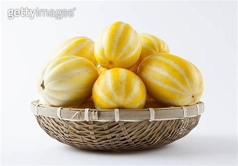참외 소쿠리 한국 국내여행 신선 다수 쌓기 과일 채소 여름 노란색 실내 스튜디오 정물 클로즈업 배경 흰색 누끼 빨간색 음식 이미지 A12139559 게티이미지뱅크