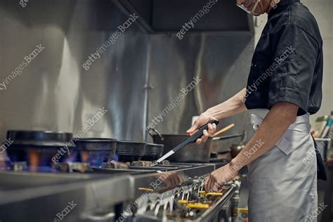 한국인 식당주방 주방 요리사 음식서비스직 요리하기 음식준비 준비 남성 가스스토브버너 생활용품 점화