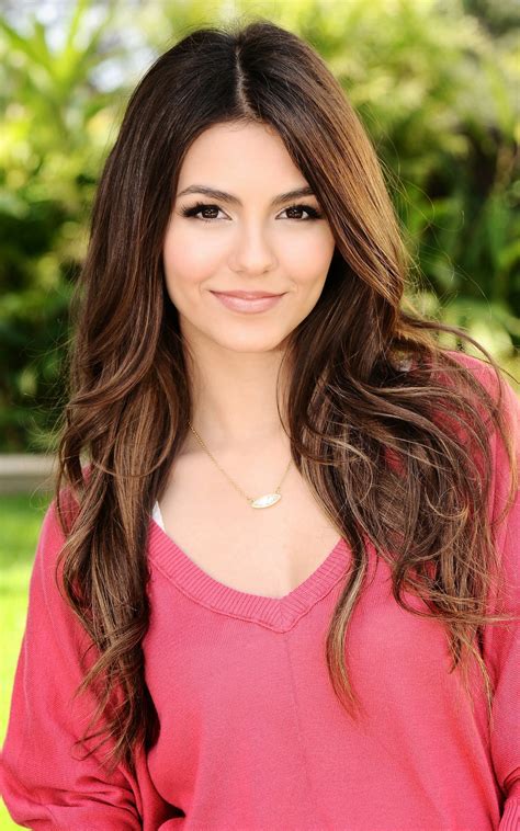 배경 화면 얼굴 여자들 초상화 긴 머리 갈색 머리의 세로보기 뷰어를보고 빨간 사진술 명성 가수 여배우 웃고있는 흑발 유행 담홍색 사람 피부