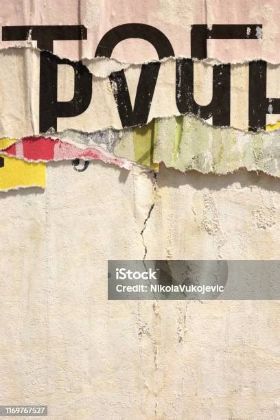 오래 된 찢어진 빈 찢어진 된 종이 구겨진 된 포스터 그런 지 텍스처 배경 플래카드 0명에 대한 스톡 사진 및 기타 이미지 0명 간판 개념 Istock