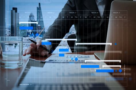 스마트폰 및 디지털 태블릿 및 그래프 비즈니스 다이어그램 및 배경에서 일 하는 사람 사무실 테이블에 비즈니스 문서 경영자에 대한 스톡 사진 및 기타 이미지 Istock