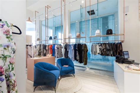 اجرا و طراحی زیباترین دکوراسیون بوتیک زنانه عکس