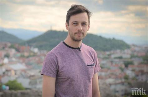 КАВАЛЕР Бойко Кръстанов ухажва гаджето си с лалета и орхидеи