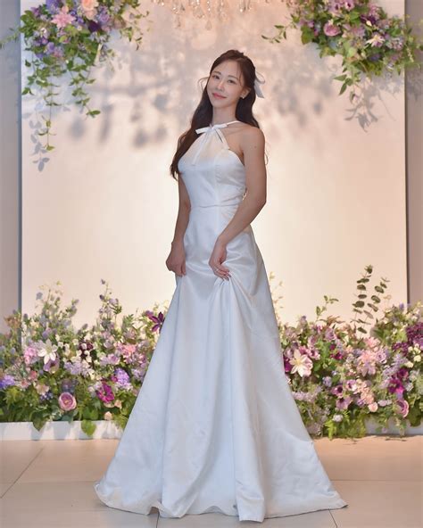 서나영 네 웃어요 우리 새벽 4시 30분에 일어나 출근해도 웃어요 버스는 오고 있는데 엘리베이터는 고장 나 새벽부터 12층에서 뛰어내려가 버스 정류장까지