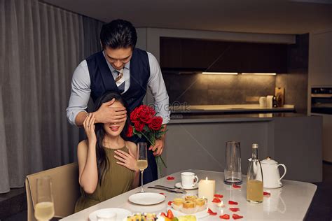 로맨틱 커플 깜짝 장미 사진 무료 다운로드 Lovepik