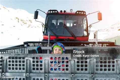 피크 알파인 스키 리조트 이쉬글 오스트리아에 서있는 빨간 현대 스노우 캣 Ratrack 눈쟁이 상자 그루밍 안에 귀여운 사랑스러운 장난 행복한 유아 소년 중장비 산악 장비