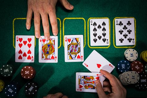 녹색 테이블에 카드 포커 개념입니다 손 순위 카테고리 로얄 플러시 겜블링 칩에 대한 스톡 사진 및 기타 이미지 겜블링 칩 남자 녹색 Istock