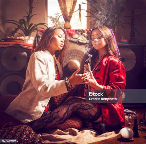 หยินและหยางแฟชั่นซีรีส์ ภาพสต็อก ดาวน์โหลดรูปภาพตอนนี้ สัญลักษณ์หยินหยาง กลุ่มคนหลากหลาย