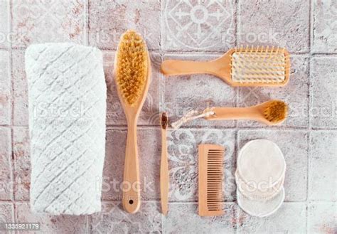 얼굴과 몸을 위한 스파 다양한 천연 액세서리 도구 제로 폐기물 컨셉 에코 친화적 인 목욕 세트 0명에 대한 스톡 사진 및 기타