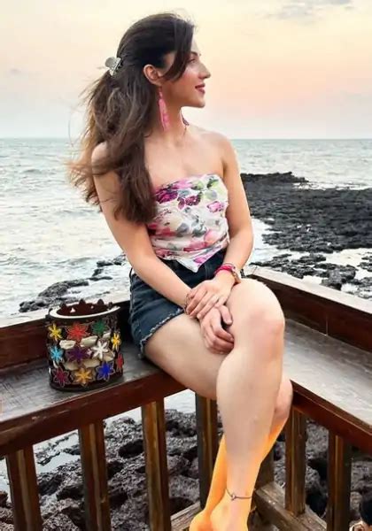 Mehreen Pirzada Hot Pics And Photos