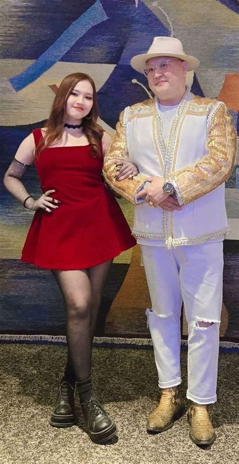 Хаан мн Т Дэлгэрмөрөн Өвдгөө цоорч гараа эвэрштэл зүтгэсэн аав охин