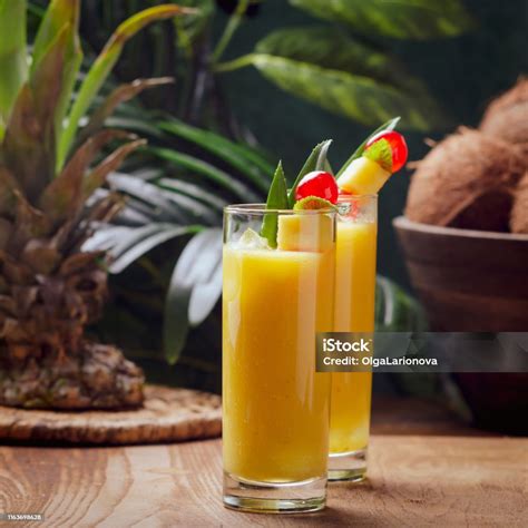 열대 칵테일 파인애플 안경을 쓰고 체리와 함께 나무 테이블에 마라스키노와 함께 장식 0명에 대한 스톡 사진 및 기타 이미지