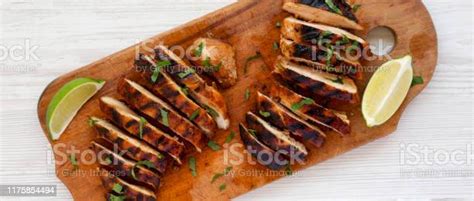 흰색 나무 배경에 소박한 나무 보드에 구운 Chipotle 닭 가슴살 상단 보기 평면 누워 오버 헤드 위에서 클로즈업 0명에 대한 스톡 사진 및 기타 이미지 Istock