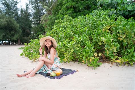 선글라스와 바다 모자를 쓰고 있는 아름 다운 여 인은 오렌지 주스를 마시고의 자에 앉 습니다 해변에서 가방에 대한 스톡 사진 및 기타 이미지 Istock
