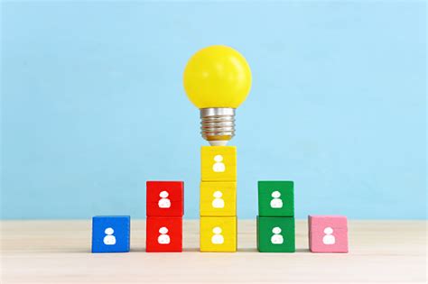 교육 및 인적 자원 개념 이미지 창의적인 아이디어와 혁신 파란색 배경 나무 큐브 및 사람 아이콘 위에 전구 은유 0명에 대한 스톡 사진 및 기타 이미지 Istock