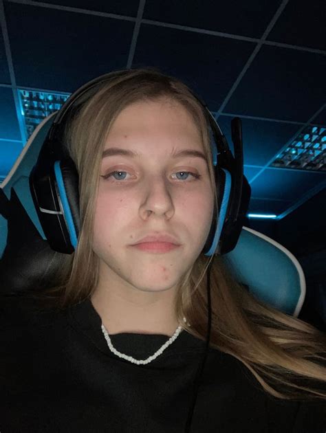 Pin By Ffoorrest On Meme Headphones Headset Memes