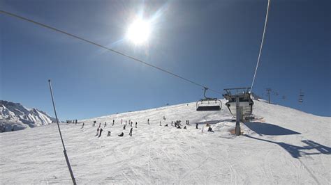 스키와 스노우보드를 볼 수 있는 좌석을 갖춘 스키 리프트 겨울에 대한 스톡 사진 및 기타 이미지 겨울 계절 고산 기후