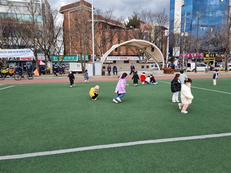 소명어린이집 늘푸른2반 1월에는 친구들과 함께 찜질방 놀이와 설 명절을 맞이하여 전통 간식 쌀 강정 만들기와 한복 체험과 민속 놀이등 다양한 활동을 하였습니다 놀이