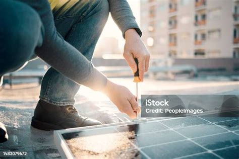 태양 전지판 스크루 드라이버 및 재생 가능 에너지 및 전기를위한 도구를 가진 작업자 손 지속 가능한 혁신 지붕 작업 및 엔지니어링은 환경 친화적이고 지속 가능한 제품을