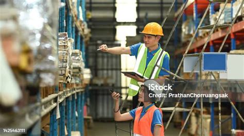 대형 창고의 선반에 바코드 스캐너로 재고 상자를 확인하는 창고 작업자 바코드 스캐너에 대한 스톡 사진 및 기타 이미지 바코드 스캐너 재고 조사 20 24세 Istock