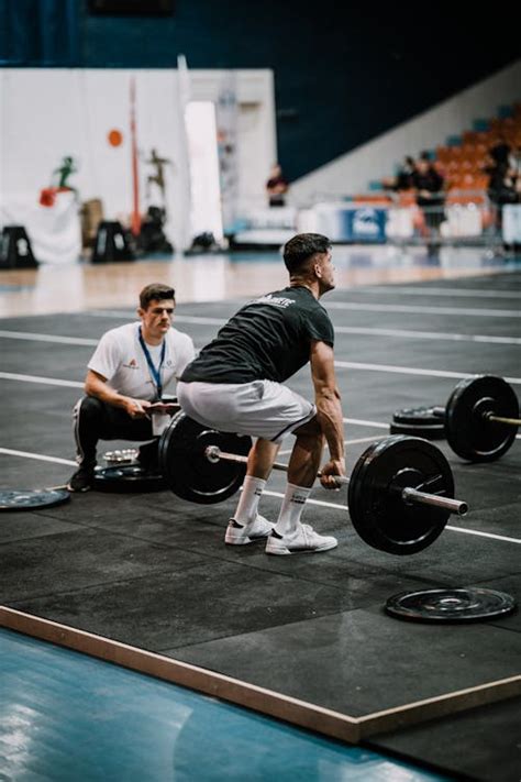 로프 수직 쐈어 스포츠 여성 운동 운동복 잡고 있는 쪼그려 앉은 체육관 칠판에 관한 무료 스톡 사진