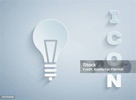 종이 는 회색 배경에 고립 된 아이디어 아이콘의 개념으로 전구를 잘라 에너지와 아이디어 기호입니다 영감 개념 종이 아트