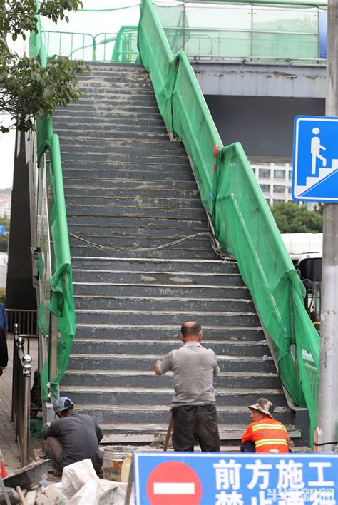 整修！过街天桥穿“网衣” 半岛网