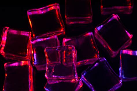 얼음 큐브 검은 배경에 분홍색과 보라색 백라이트와 얼음 조각을 녹는 매크로 수평 사진 각얼음에 대한 스톡 사진 및 기타 이미지 각얼음 검은색 감기와 독감 Istock