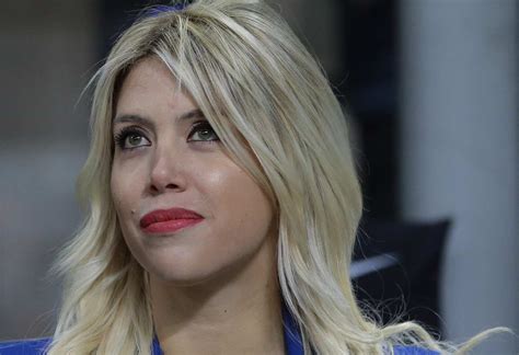Wanda Nara Va In Piscina Il Costume Le Sta Troppo Stretto FOTO