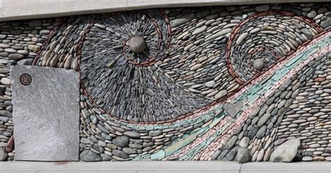 Усны эргүүлэг мэт харагдах мянга мянган чулуугаар бүтсэн гайхалтай хана