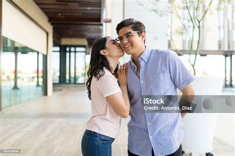 낭만주의 날짜에 남자를 키스 하는 여자 20 29세에 대한 스톡 사진 및 기타 이미지 20 29세 2명 귀여운 Istock