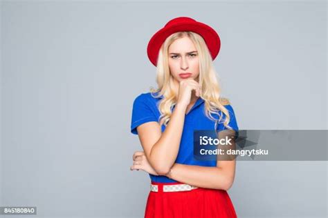 멋진 유행 숙 녀의 초상화 포즈 회색 배경 위에 밝은 빨간색 드레스에 여자 불쾌 아름다움 패션 개념입니다 여름의 색상입니다 갈색 머리에 대한 스톡 사진 및 기타 이미지