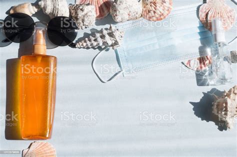 조개 선글라스 자외선 차단 스프레이 의료 용 마스크 방부제 사이에 파란색 배경에 설정 비치 바다에서 안전한 휴가의 개념 0명에 대한 스톡 사진 및 기타 이미지 Istock