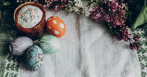 행복한 부활절 부활절 케이크와 라일락 꽃과 소박한 배경에 화려한 장식 계란 꽃과 닭고기 장식품과 계란 텍스트 공간 인사말 카드 개념입니다 상위 뷰 사진