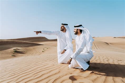 사막에서 아랍 칸두라 본딩을 입은 두 명의 중동 에미리트 남성 2명에 대한 스톡 사진 및 기타 이미지 2명 가리키기 남성 Istock