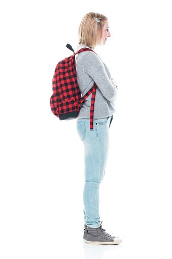 전체 길이 측면 보기 프로필 보기 1617 세 아름 다운 금발 머리 세대 Z 젊은 여자 여자 십 대 여자 학생 고등학생 중학생 서 서 팔을 교차 하 고 가방을 들고 16