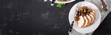 테이블 위에 발사믹 소스를 곁들인 버섯으로 구운 닭 가슴살 배너 평면도 목재 재료에 대한 스톡 사진 및 기타 이미지 목재 재료 배경 주제 건강한 식생활 Istock