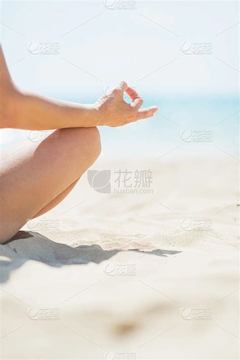 年轻女子在海滩上做瑜伽。特写镜头素材 花瓣网 年轻女子在海滩上做瑜伽。特写镜头素材 花瓣网