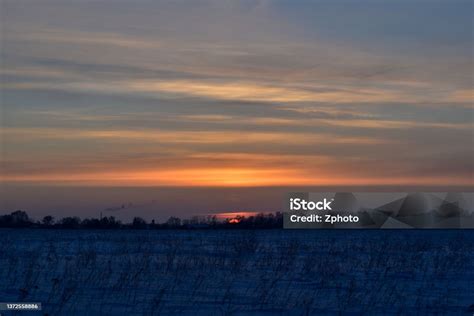 겨울 저녁 눈 덮인 들판 너머의 하늘에서 아름다운 여러 가지 빛깔의 일몰 0명에 대한 스톡 사진 및 기타 이미지 0명 경관 고요한 장면 Istock