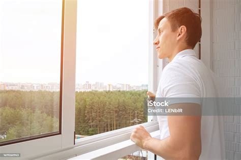 남자는 숲이 내려다보이는 발코니에서 커피 한 잔을 마신다 30 34세에 대한 스톡 사진 및 기타 이미지 30 34세 가정 생활 개념 Istock