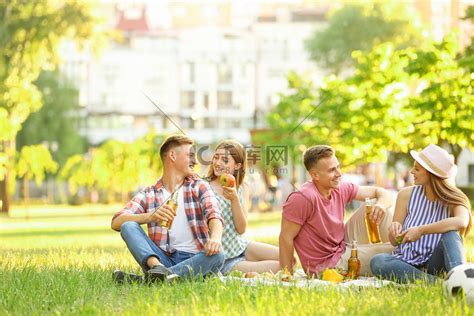 年轻人在夏天在公园里野餐高清摄影大图 千库网