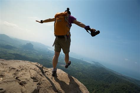 응원하는 젊은 여성 배낭 여행자는 일출 산 봉우리에 전망을 즐길 수 닿음에 대한 스톡 사진 및 기타 이미지 닿음 가장자리 감사 Istock